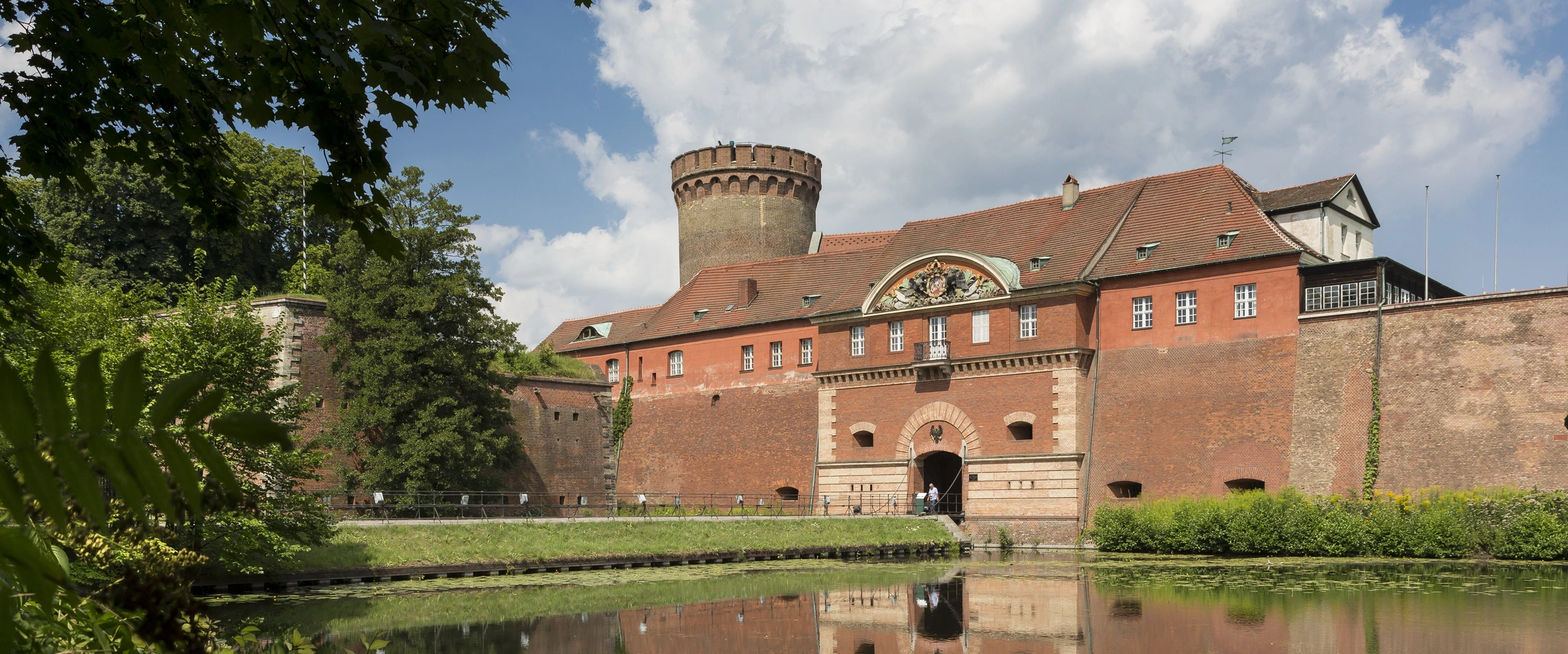 Artist tour | Through the exhibition “Revelations” with the illustrator ...